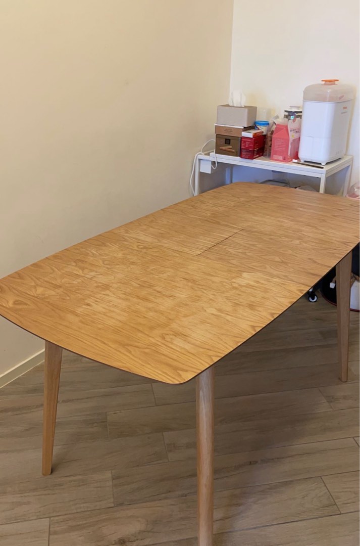 Wooden expandable dining table (real wood), 傢俬＆家居, 傢俬, 桌子 - Carousell