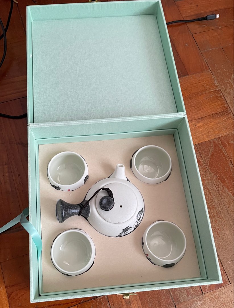 Fairmont mooncake tea sets box, Furniture & Home Living, Kitchenware ...