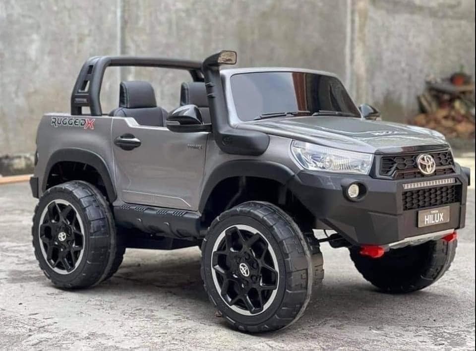 Toyota Hilux Rugged, 4x4 4WD Ute Licensed Electric Ride On Toy for Kids ...