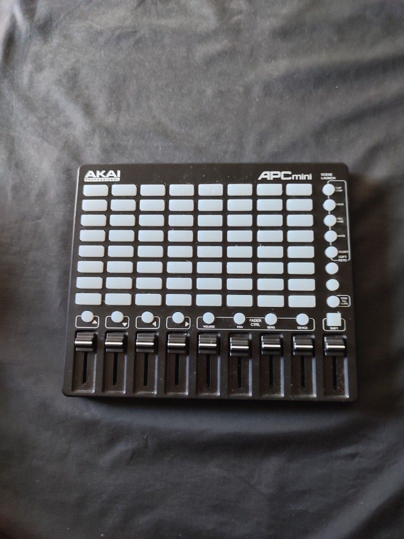 Akai APC Mini (MK 1), Hobbies & Toys, Music & Media, Musical ...
