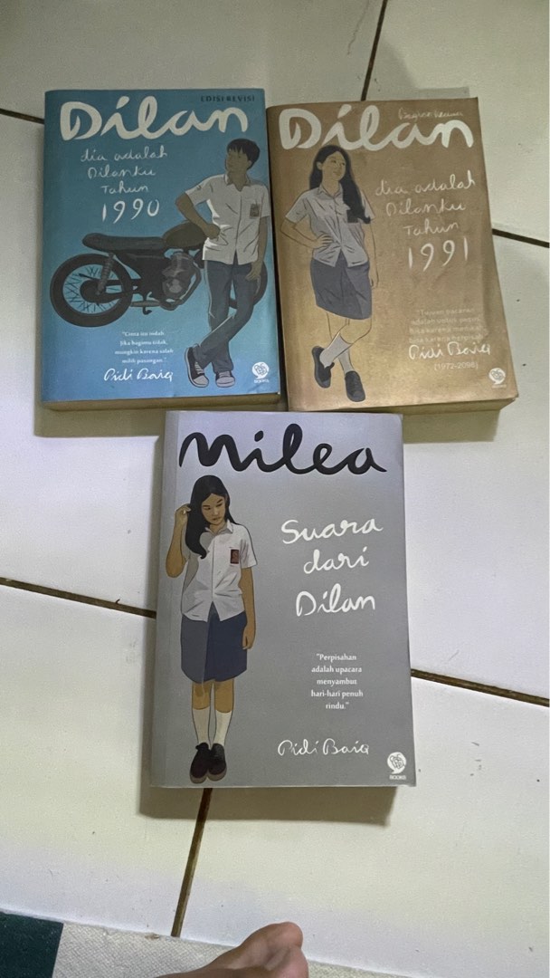 Novel Dilan dan Milea, Buku & Alat Tulis, Majalah & Lainnya di Carousell