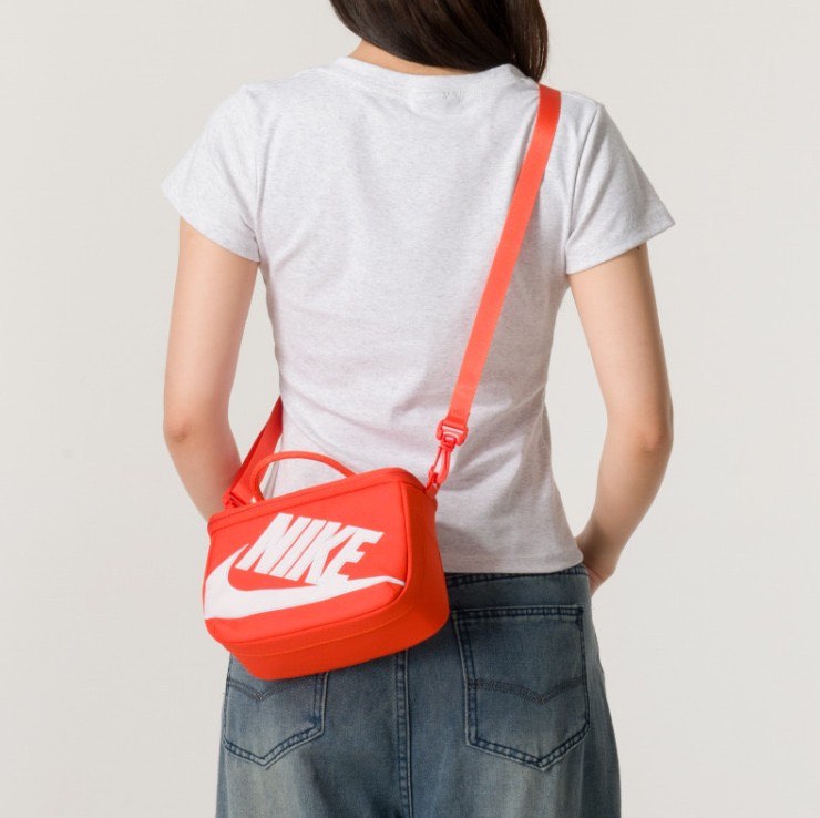 鞋盒小袋版 Nike Mini Shoe Box CrossBody Bag, 男裝, 袋, 小袋 - Carousell
