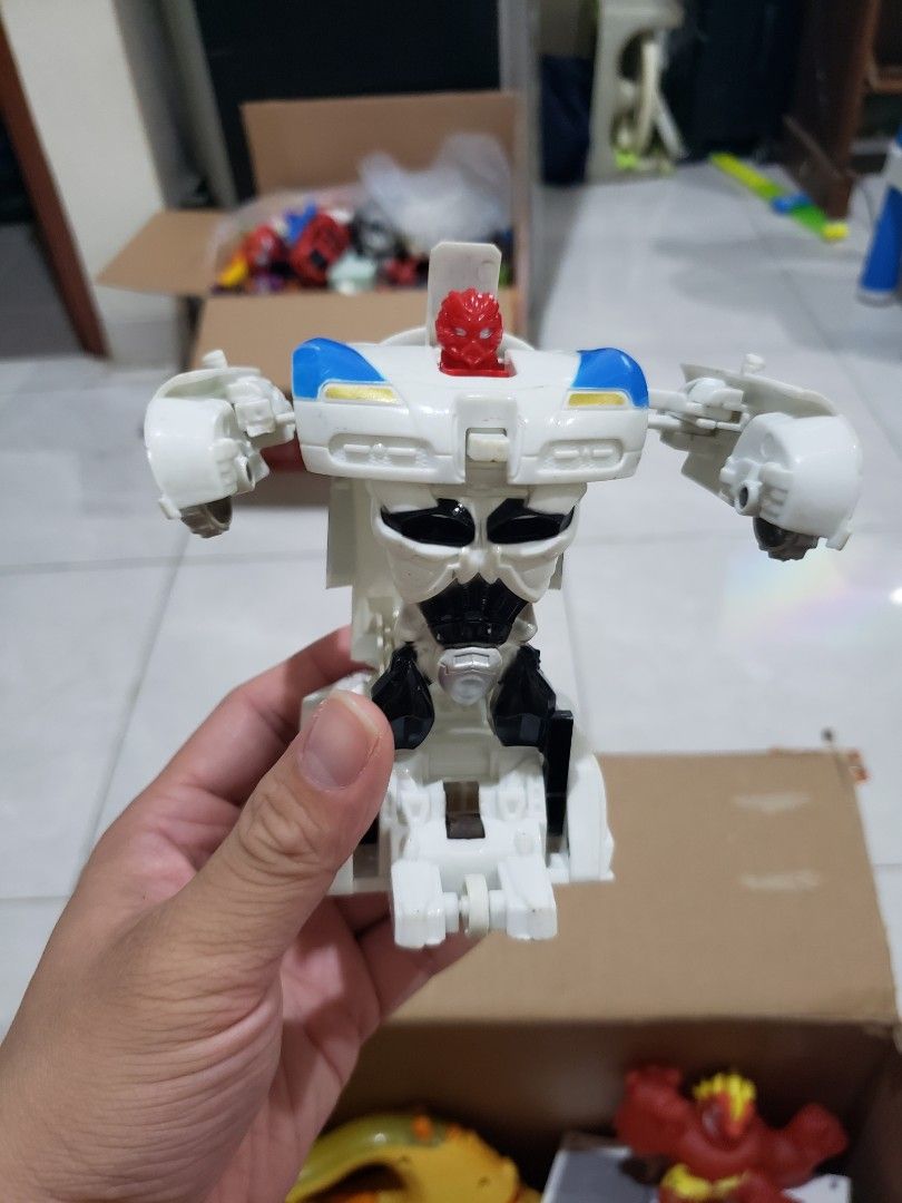JUALAN MAINAN BERUBAH ROBOT TRANSFORMASI AUTOBOTS TRANSFORMERS POLICE ...