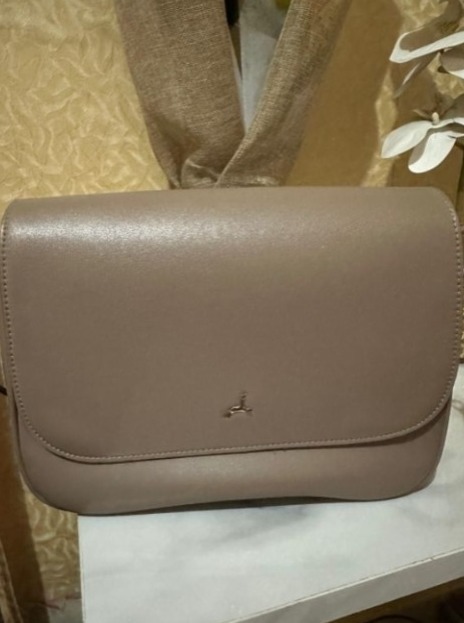 Povilo nomi in taupe, Fesyen Wanita, Tas & Dompet di Carousell