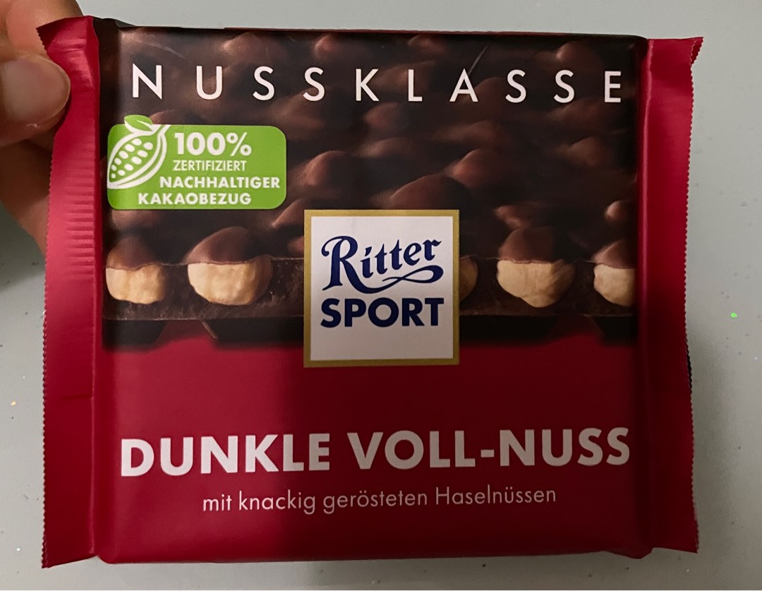 Ritter Sport DUNKLE VOLL-NUSS果仁朱古力, 嘢食 & 嘢飲, 其他食物及飲料 - Carousell