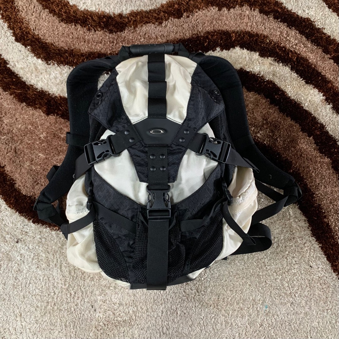 Vintage Rare White Oakley Icon 2 Laptop Skull Backpack, Men's Fashion ...