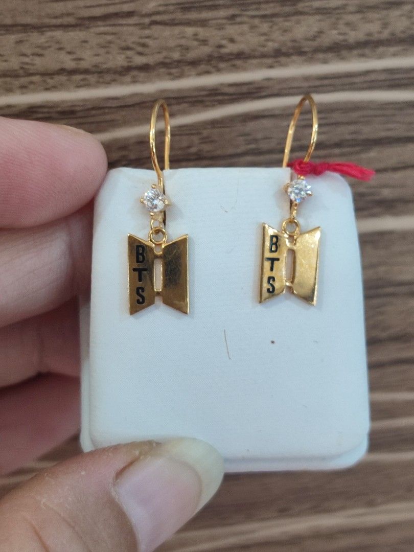 Anting emas 70 bts logo, Barang Mewah, Aksesoris di Carousell