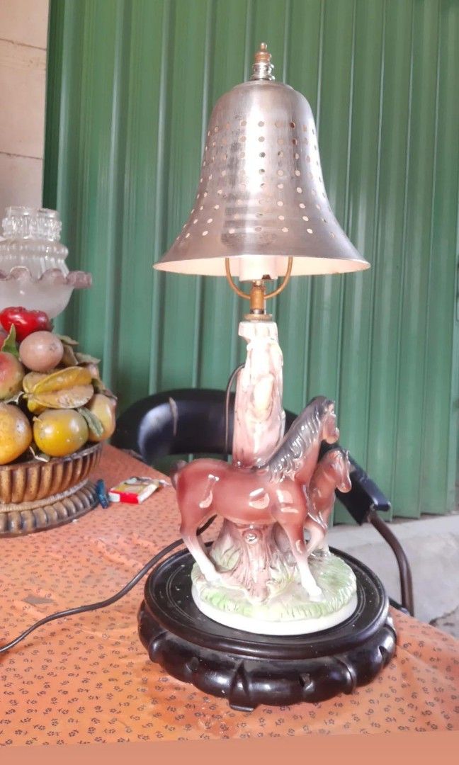 Lampu meja kuda, Antik, Pajangan di Carousell