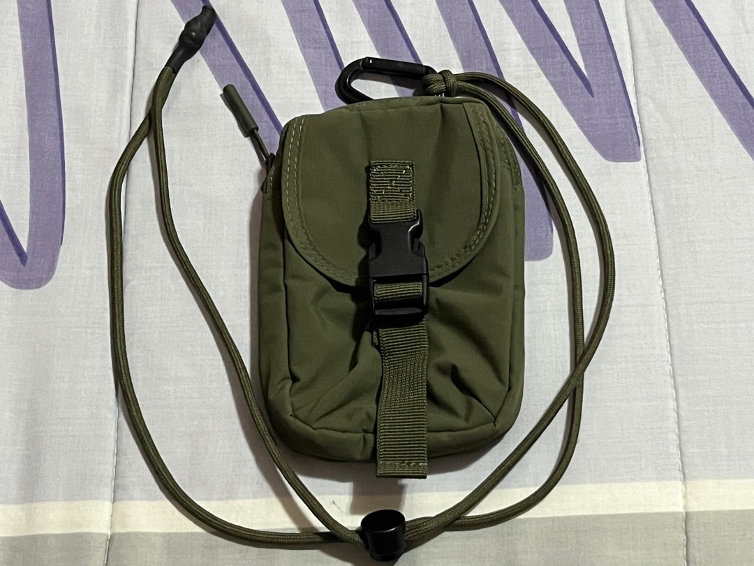 uniqlo utility neck pouch bag (olive), Men's Fashion, Bags, Sling Bags ...
