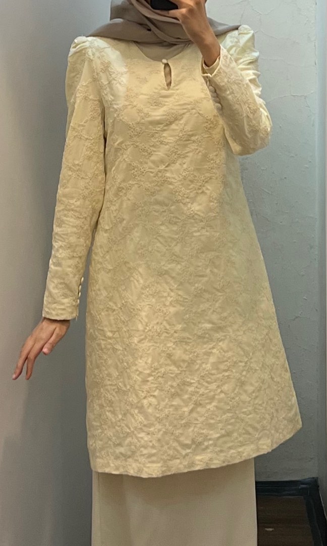 Baju kurung in cream, Women's Fashion, Muslimah Fashion, Baju Kurung ...