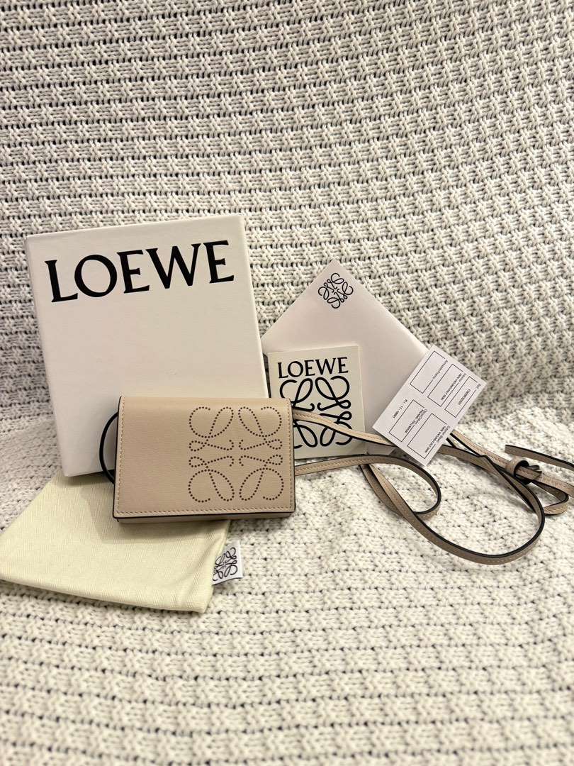 LOEWE Wallet / 小廢包, 名牌, 手袋及銀包 - Carousell