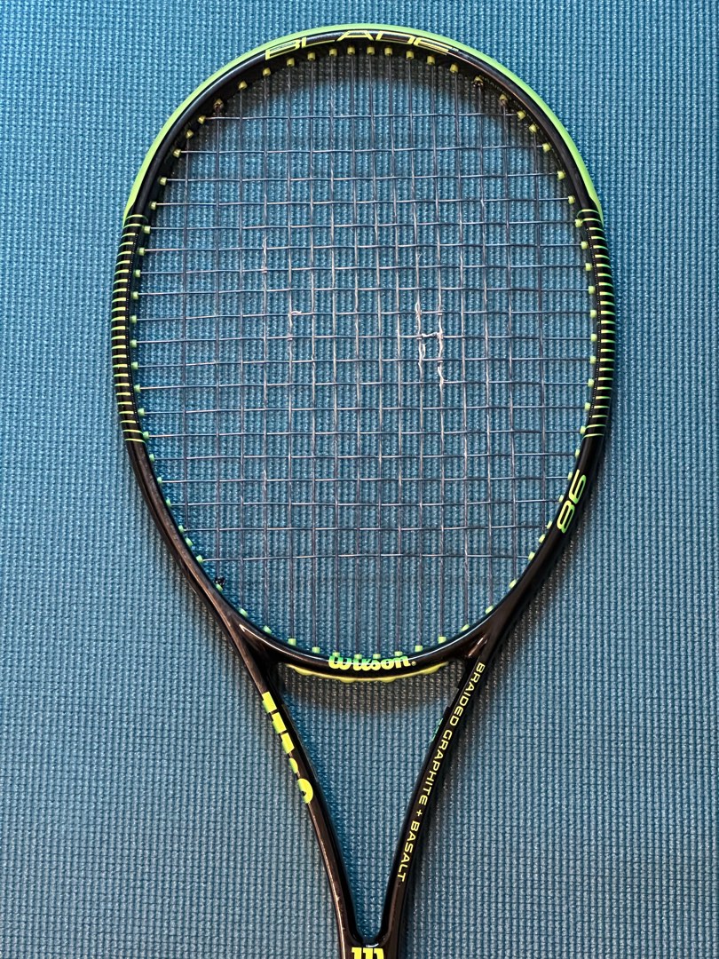 Wilson Blade 98 v5 16x19, grip 3 tennis racquet, 運動產品, 運動與體育, 運動與體育 - 球拍和球類運動 - Carousell