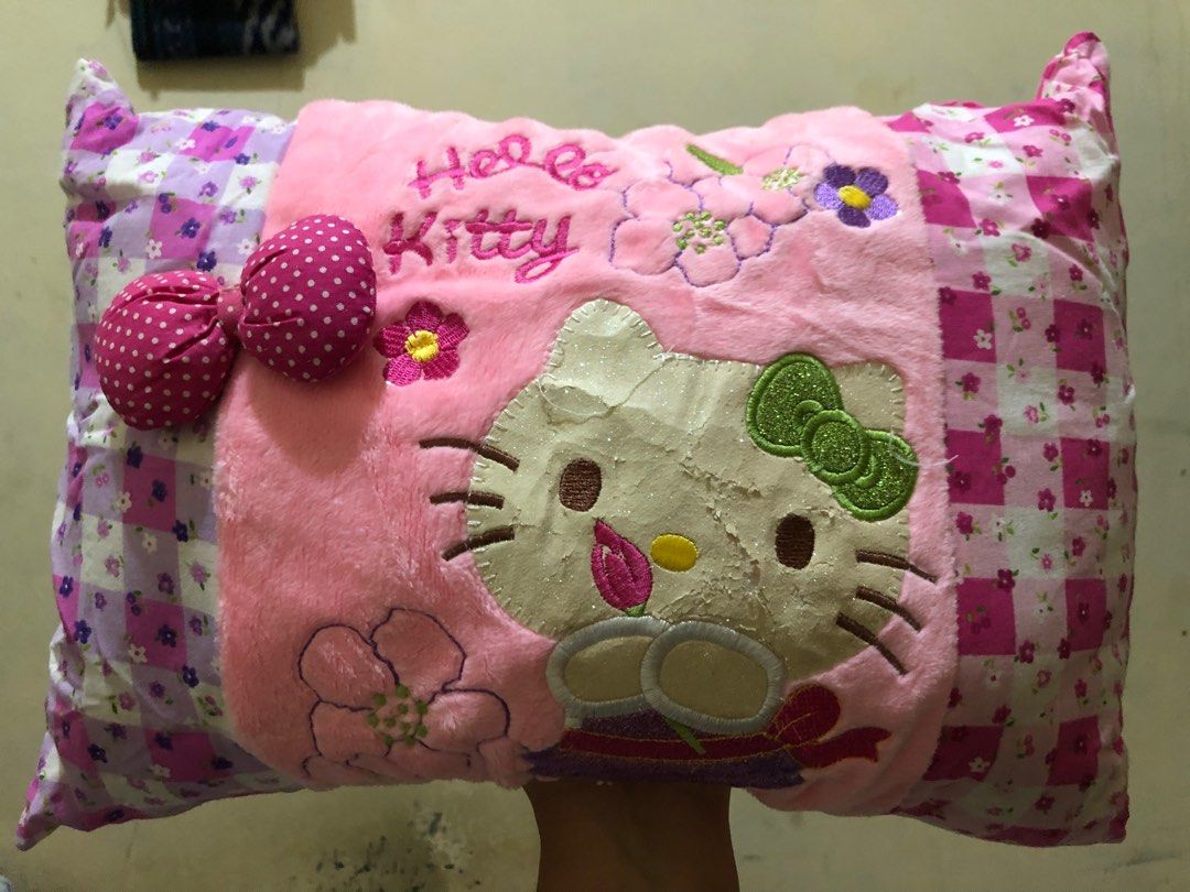bantal hello kitty