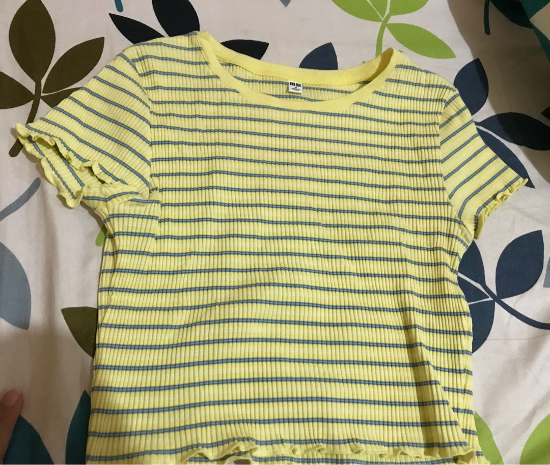 Uniqlo mini cropped short sleeve, Women's Fashion, Tops, Blouses on ...