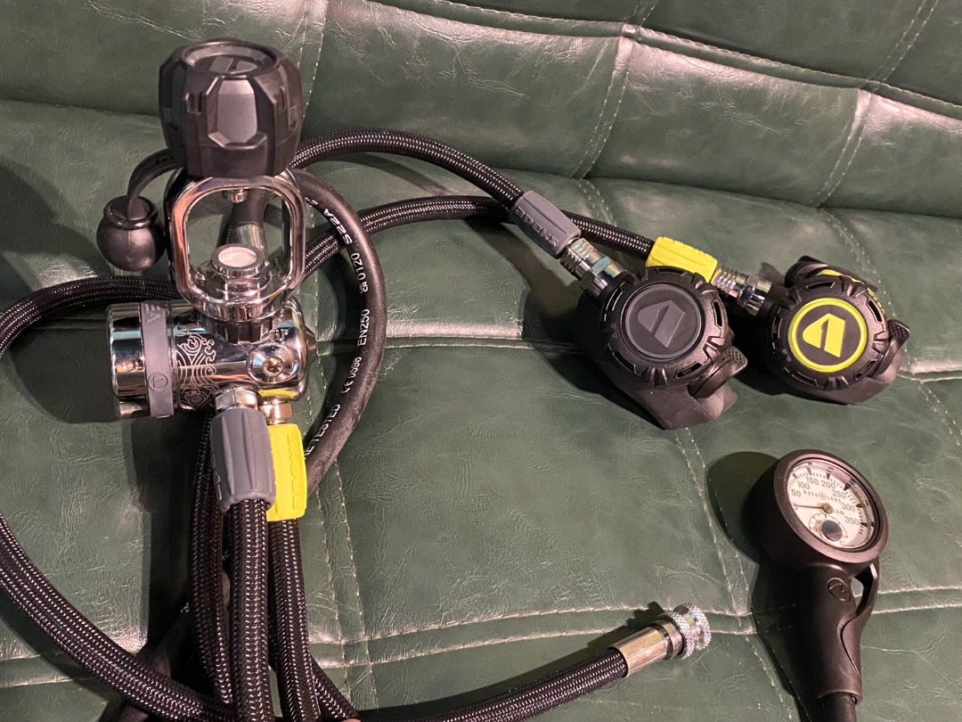 桃園店 APEKS XL4 OCEA 調節器組 灰黑 XL4 備二 單錶 99%近全新 2年保固 輕量化, 體育器材, 其他運動配件在旋轉拍賣