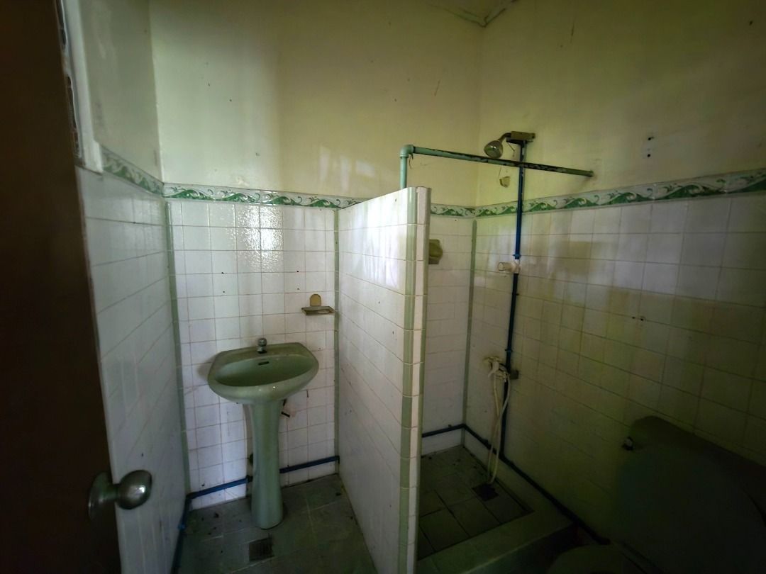 BF Resort Las Pinas Lot with Old House for Sale, Property, For Sale ...