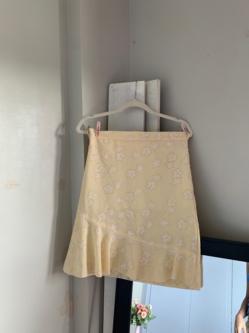 Coquette/ditsy/summer pastel yellow floral skirt, Women's Fashion ...
