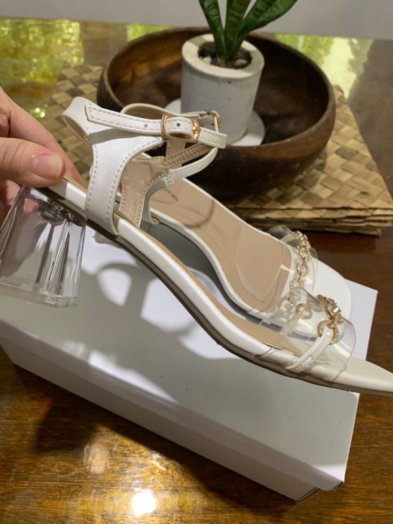 Mendrez White Sandals, Women's Fashion, Footwear, Sandals on Carousell