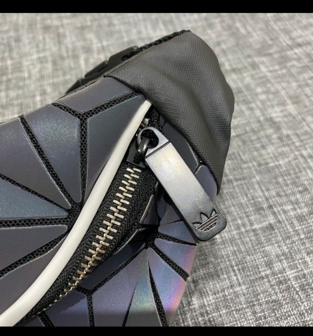 Tas Adidas new refletif nyala limited edition new, Fesyen Pria, Tas ...