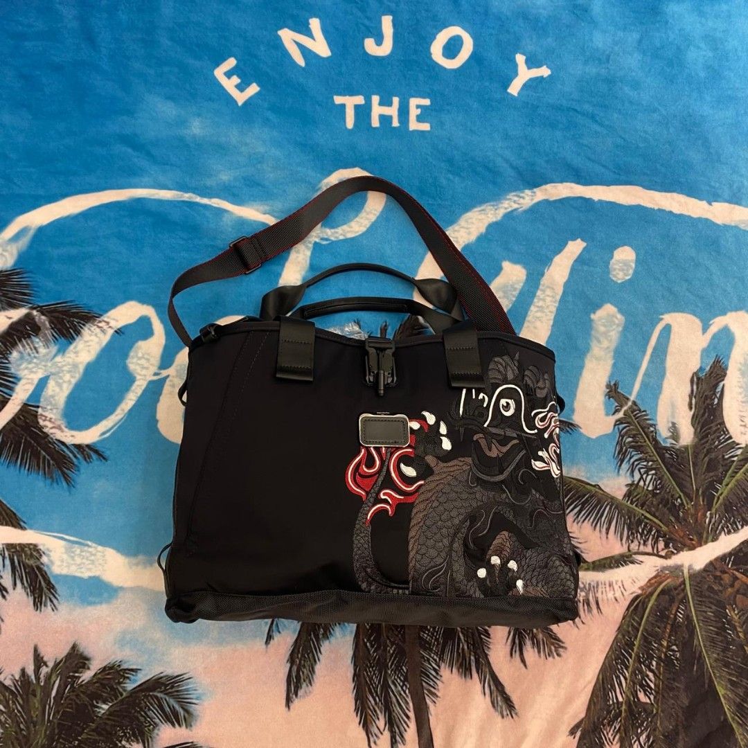 Totebag tumi dragon, Fesyen Pria, Tas & Dompet , Tas Selempang di Carousell