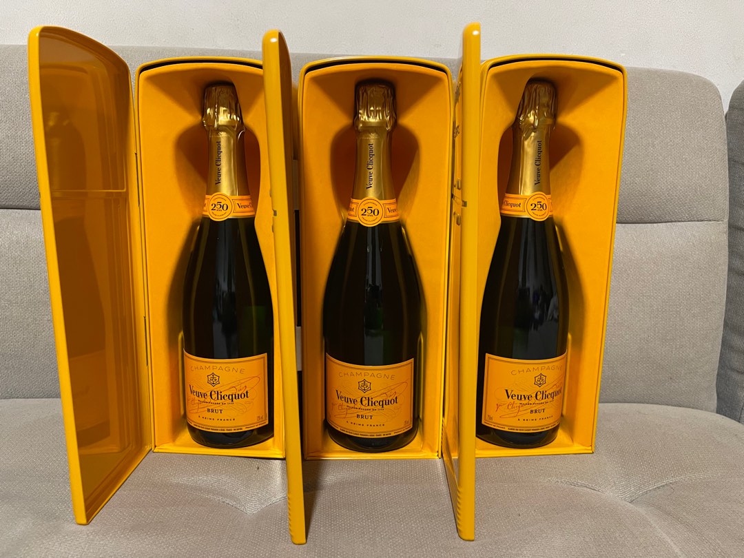 Veuve Cliquot x Smeg Champagne and Gift Box, Food & Drinks, Alcoholic ...