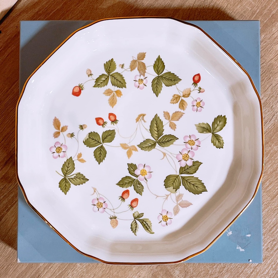 A Brand Purveyor To The British Royal Family WEDGWOOD Wild Strawberry ...