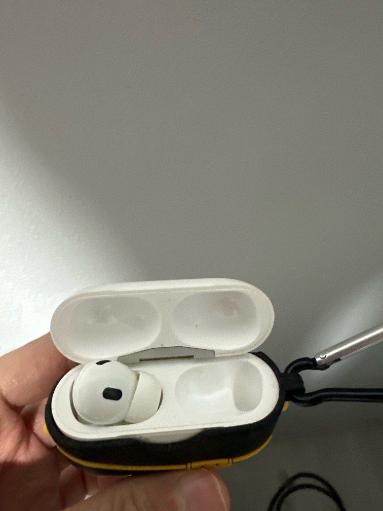 Buying Right side Apple Airpods Pro gen 2 Lightning, Bulletin Board ...