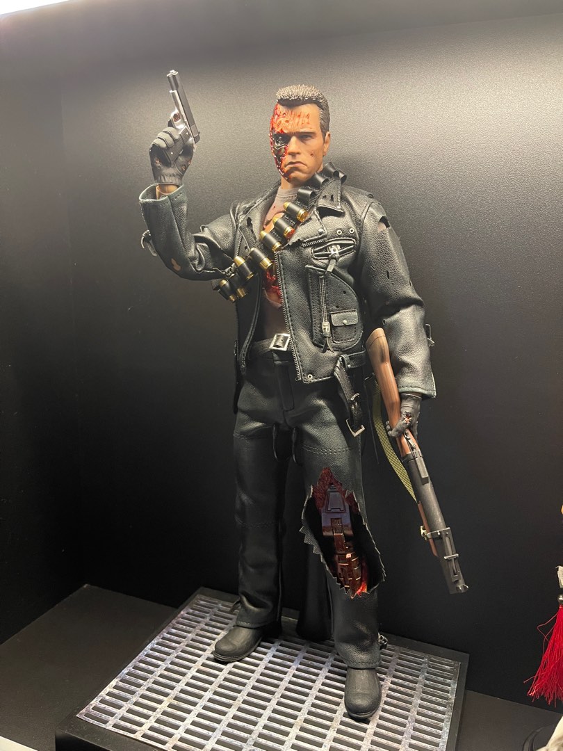 present toys terminator t800, Hobbies & Toys, Toys & Games on Carousell