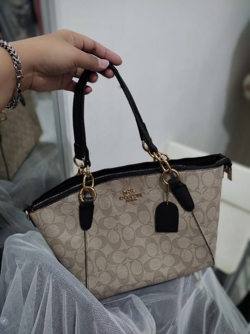 Coach Satchel Signature, Fesyen Wanita, Tas & Dompet di Carousell