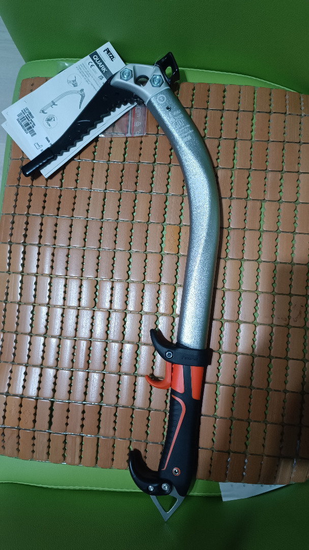 Petzl 冰斧(quark adze/hammer各一）, 運動產品, 行山及露營 - Carousell