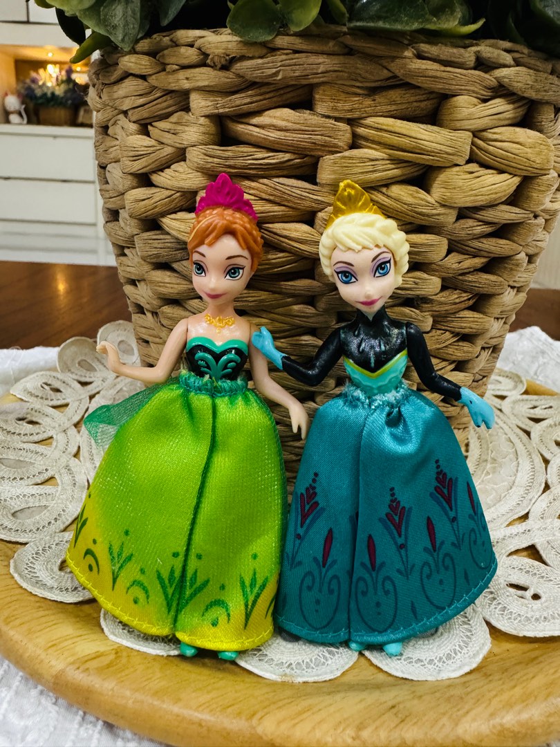 Frozen Elsa and Anna figure, Hobbies & Toys, Toys & Games on Carousell