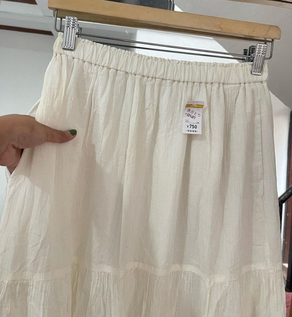 Rok Uniqlo Umpak putih, Fesyen Wanita, Pakaian Wanita, Gaun & Rok di ...