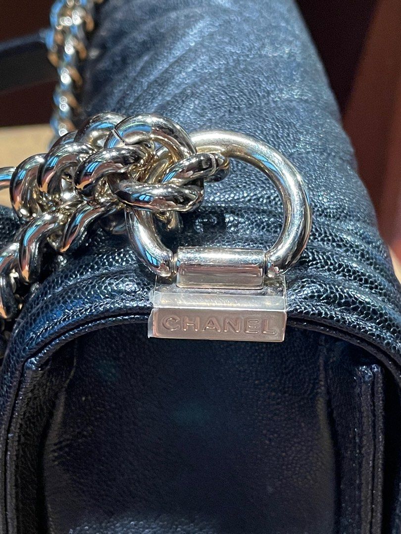 Chanel Boy Medium Chevron Caviar Black GHW Like New, Barang Mewah, Tas ...