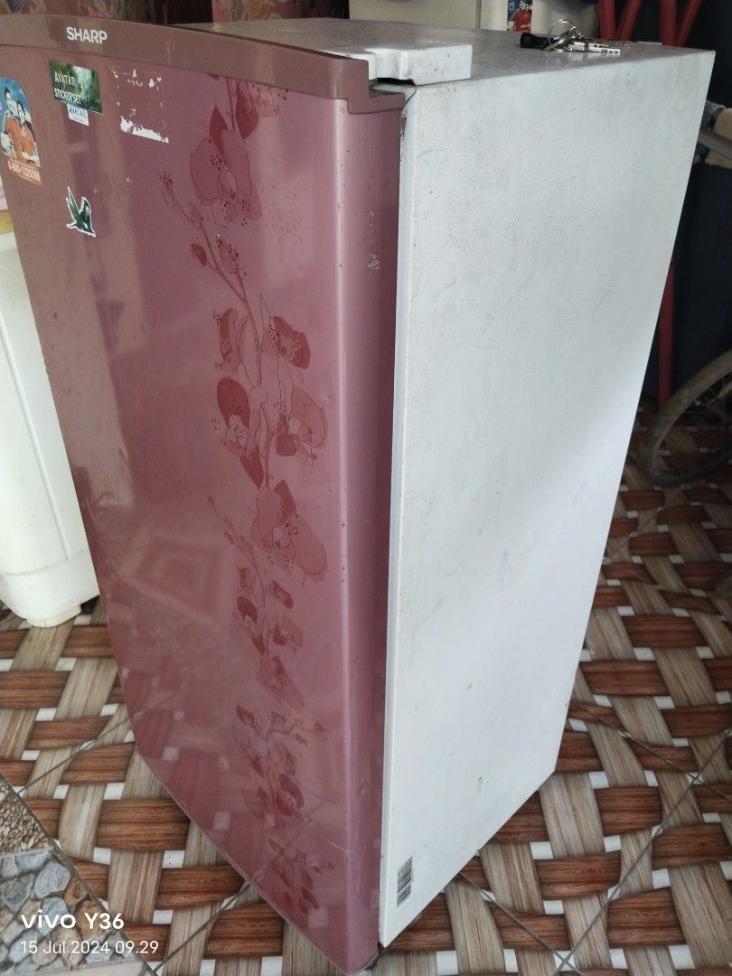 Di jual cepat kulkas 1 pintu merk sharp kembang, Elektronik, Lainnya di Carousell