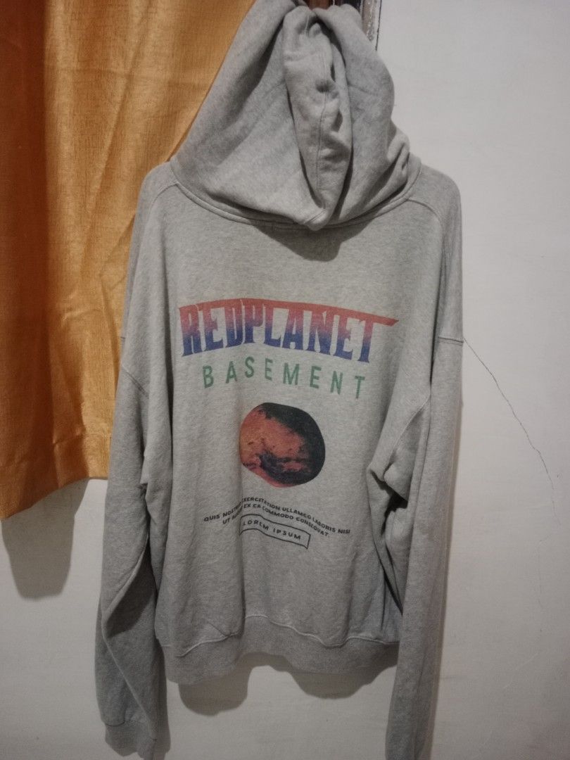Ona Basement Red Planet, Fesyen Pria, Pakaian , Atasan di Carousell