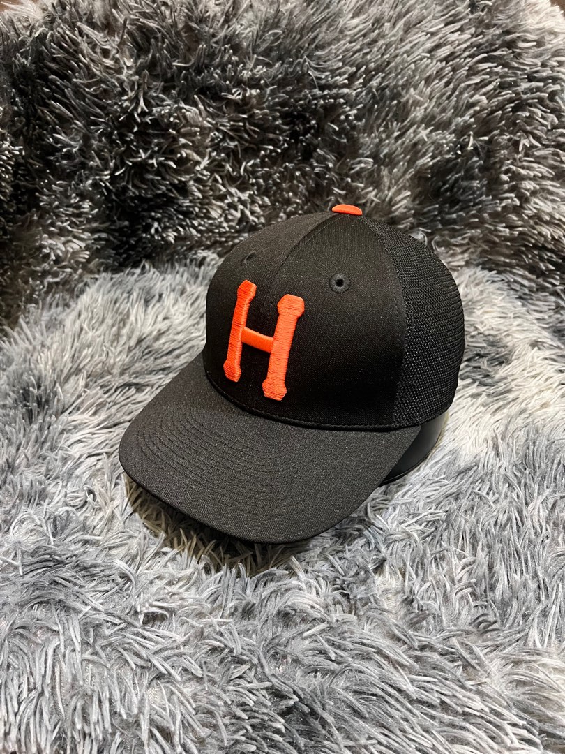 Topi baseball cap inisial H, Fesyen Pria, Aksesoris, Topi di Carousell