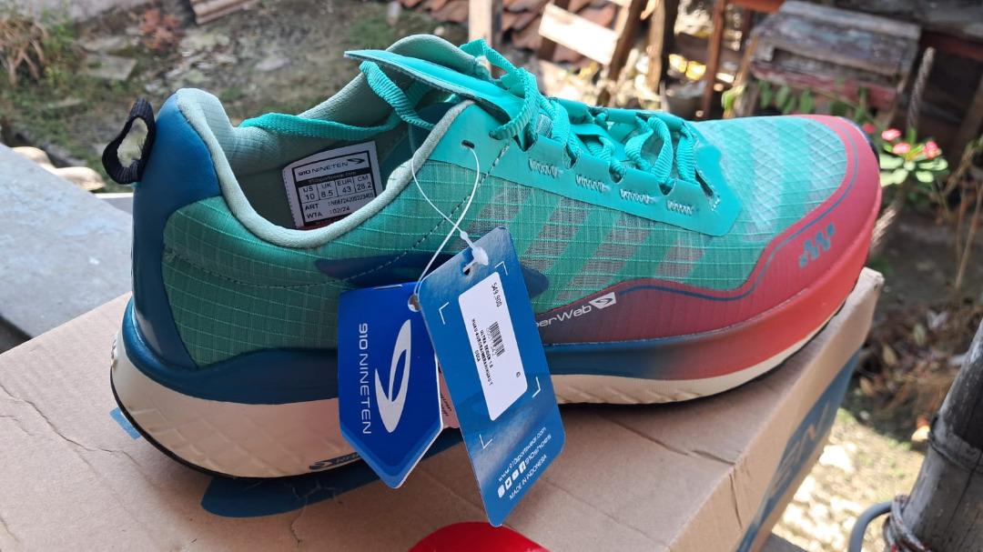 910 Ultra Ekiden 1.0, Fesyen Pria, Sepatu , Sepatu Formal di Carousell