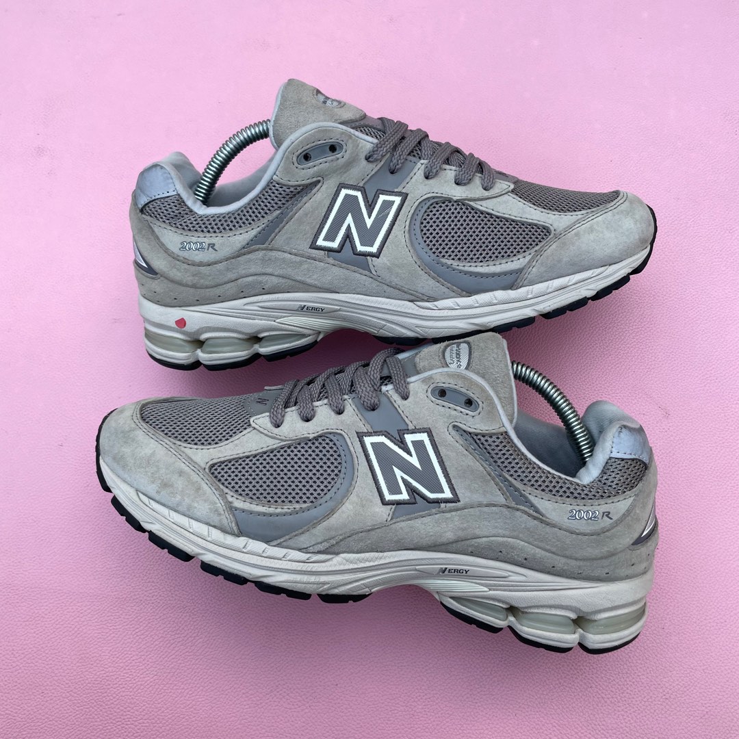 New balance 2002r, Fesyen Pria, Sepatu , Sneakers di Carousell