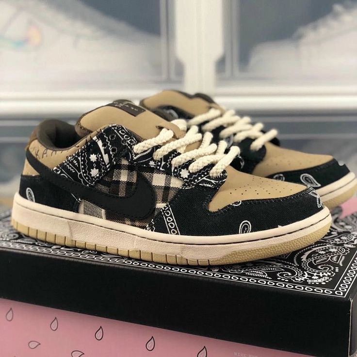 Travis Scott X SB Dunk Low Sneakers In Black Brown Suitable For Both ...