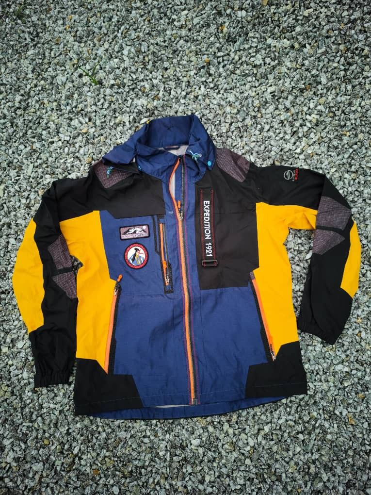 Windbreaker expedition, Men's Fashion, Activewear on Carousell
