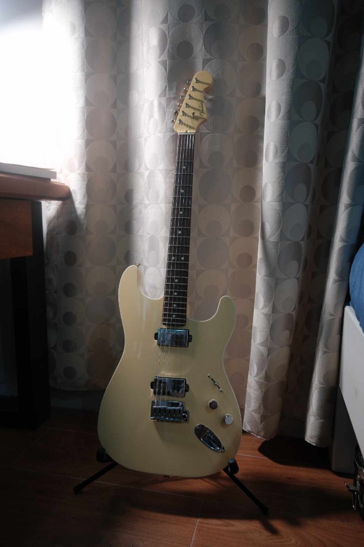 Fender "Omochi" Scandal Mami Stratocaster, Hobbies & Toys, Music ...