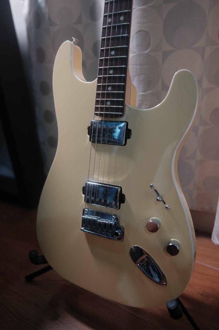 Fender "Omochi" Scandal Mami Stratocaster, Hobbies & Toys, Music ...