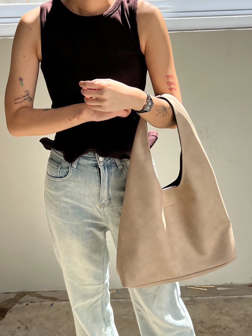 Limited studio cloud bag in dove latte (nude), Women's Fashion, Bags ...