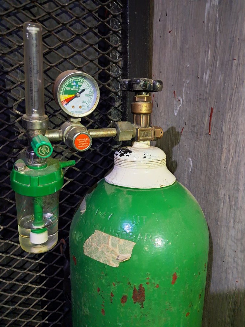 OXYGEN TANK WITH REGULATOR, Health & Nutrition, Medical Supplies ...