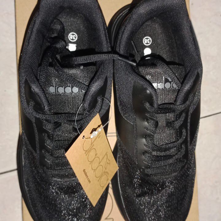 Sepatu diadora full black store