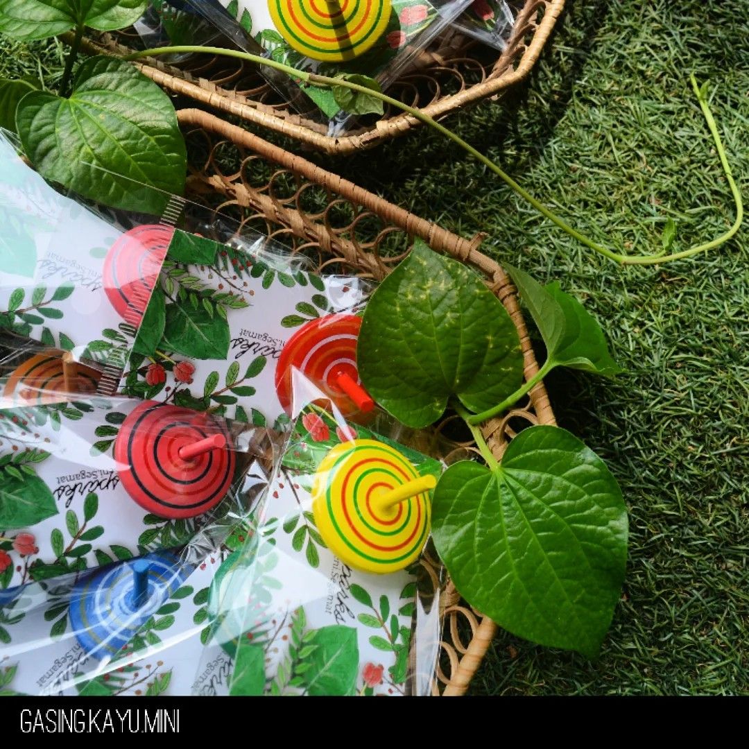 Gasing kayu mini, Hobbies & Toys, Toys & Games on Carousell