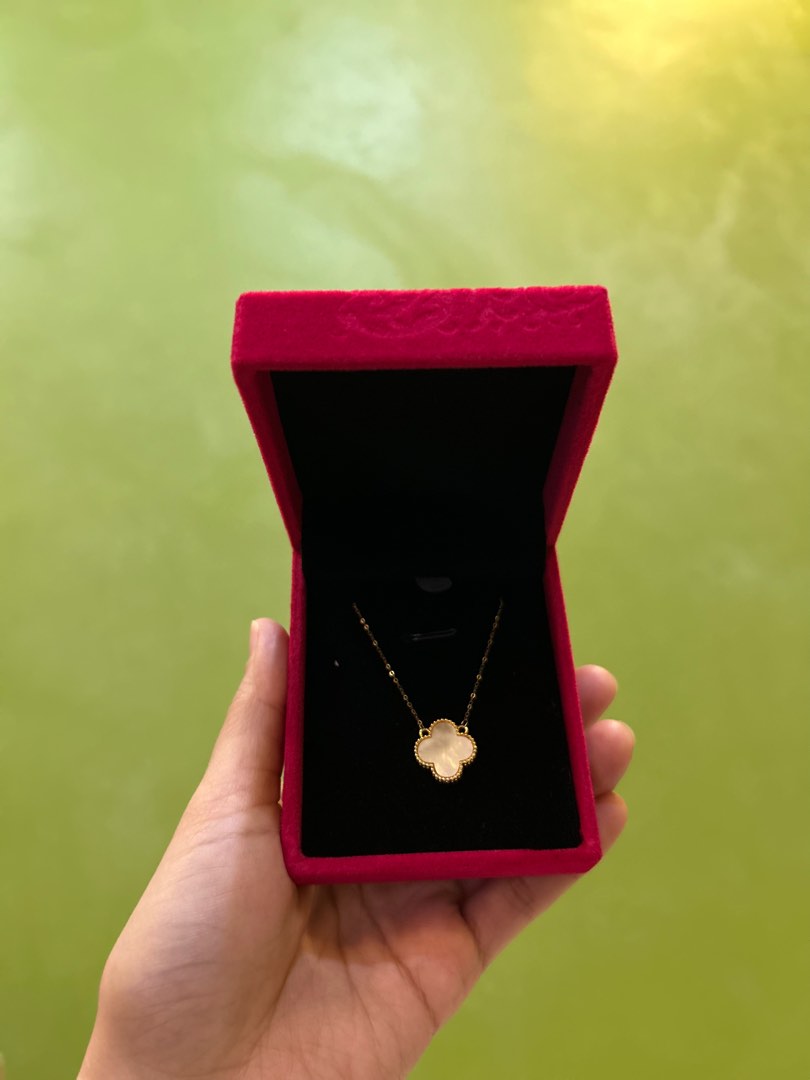 VCA center chain Gold Necklace (white 15mm), Women's Fashion, Jewelry ...
