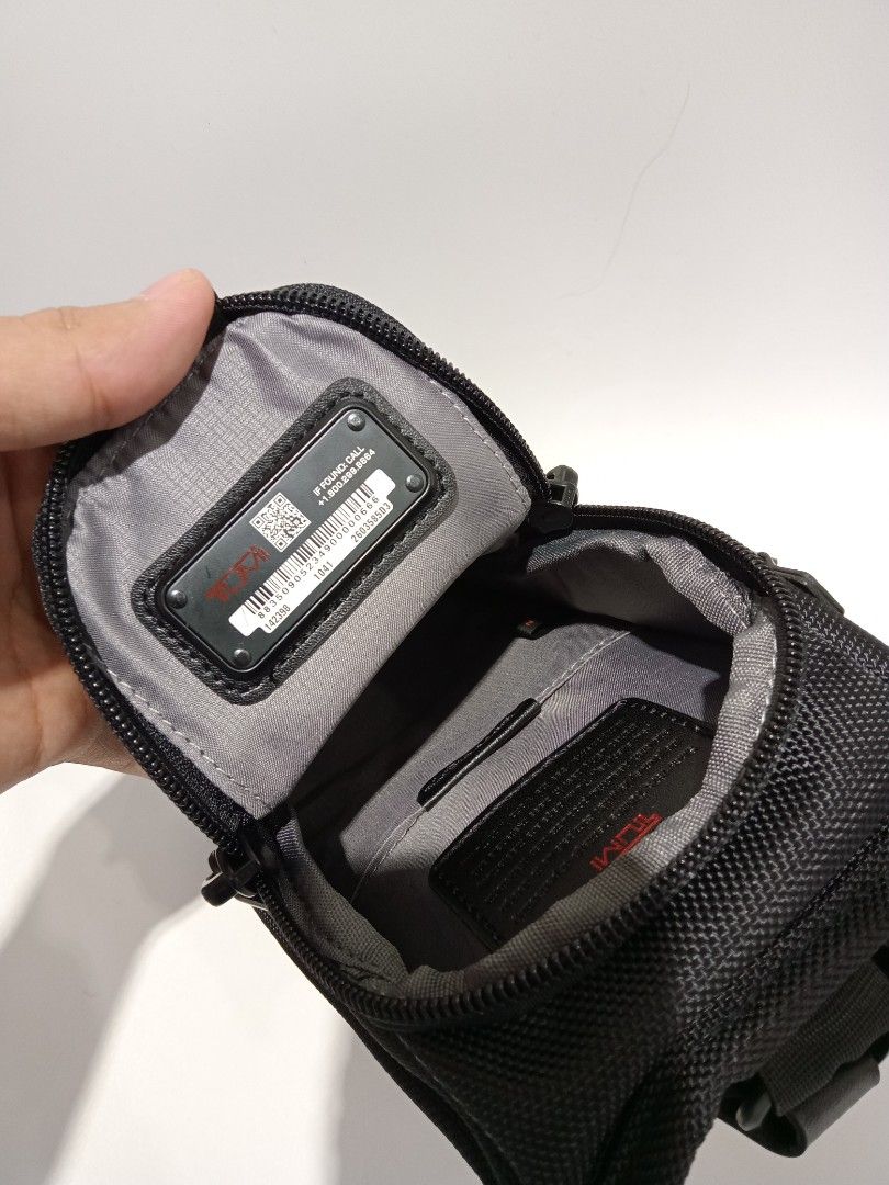 Tumi alpha Compact sling, Barang Mewah, Tas & Dompet di Carousell