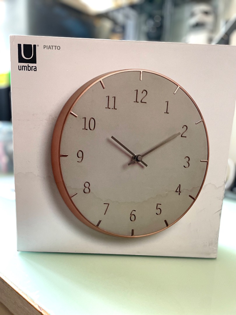 Umbra Wall Clock, Designed by Moe Takemura, 傢俬＆家居, 家居裝飾, 時鐘 - Carousell