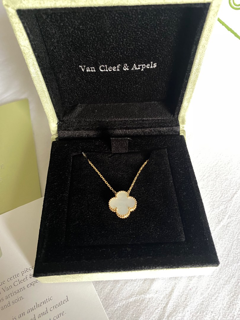 VCA Mother of Pearl 18k Saudi Gold Necklace, Women's Fashion, Jewelry ...